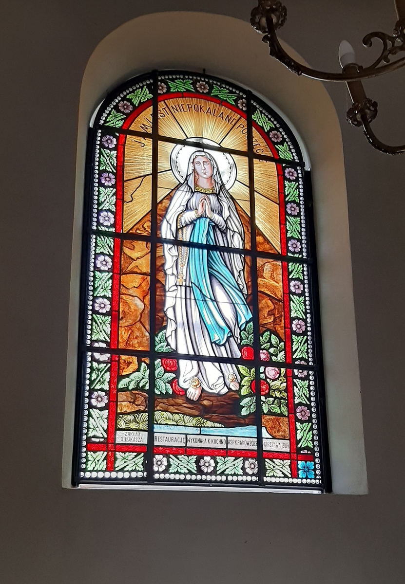 Piękny witraż po rekonstrukcji w kościele na Czwartku